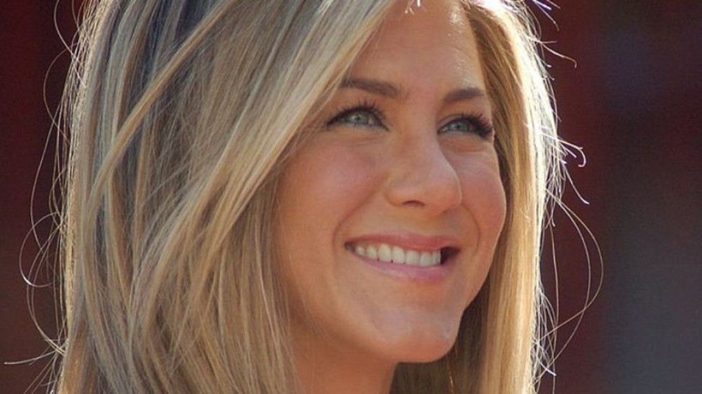 Jennifer Aniston exibe cabelo natural e ganha elogios dos fãs - Ponta ...