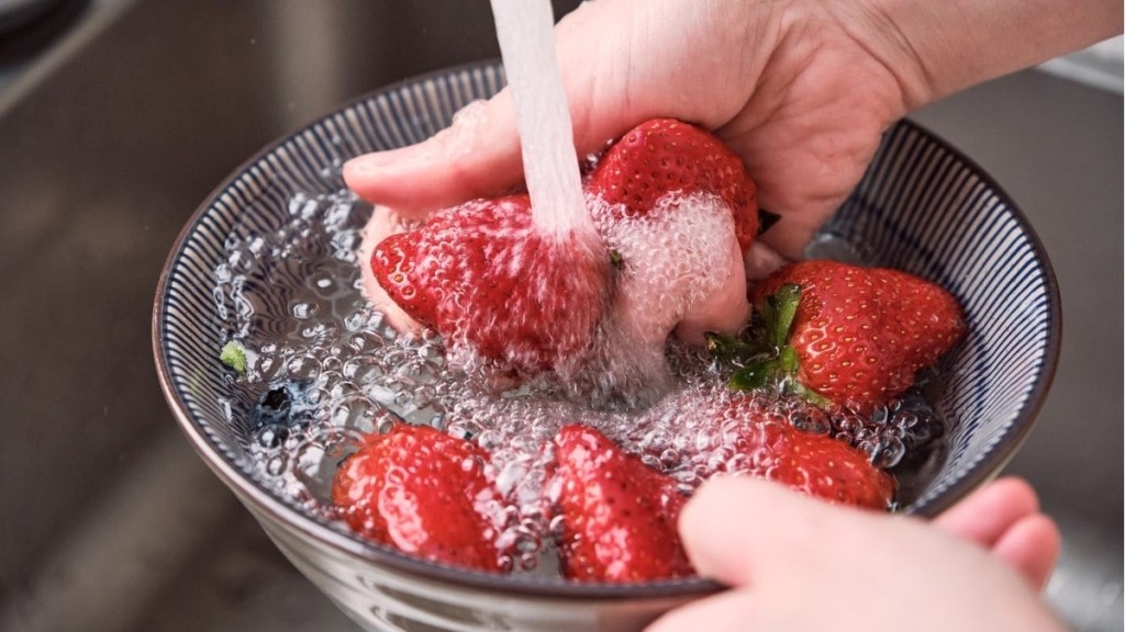 Você sempre fez errado! Aprenda como higienizar morango do jeito certo ...