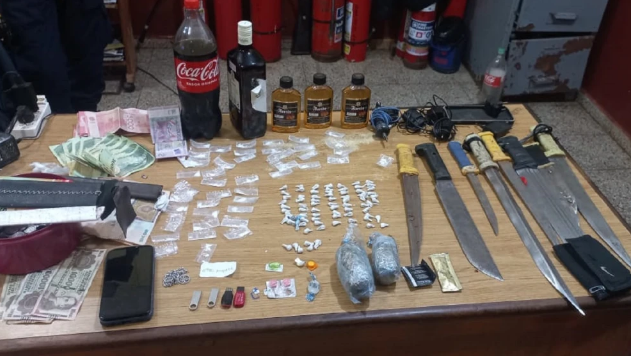 Tras gresca en el Penal de Itapúa, incautan drogas, armas blancas, celulares y bebidas - Ponta ...